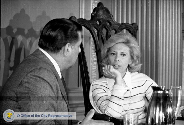 Mayor Rizzo presents Philadelphia Bowl to Dinah Shore at Independence ...